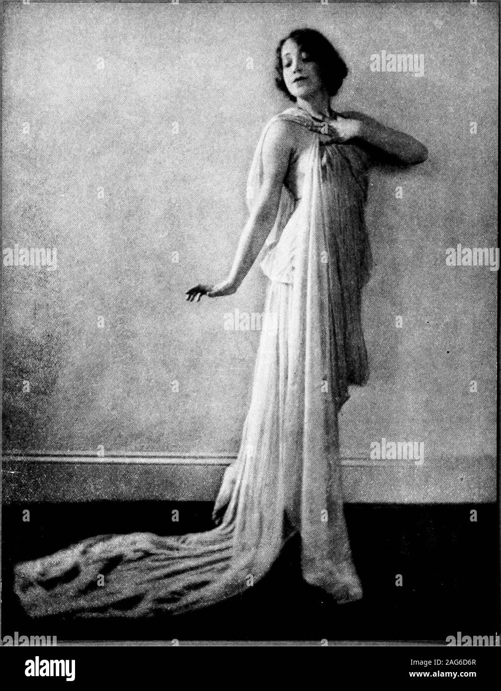 Greek dance model hi-res stock photography and images - Alamy