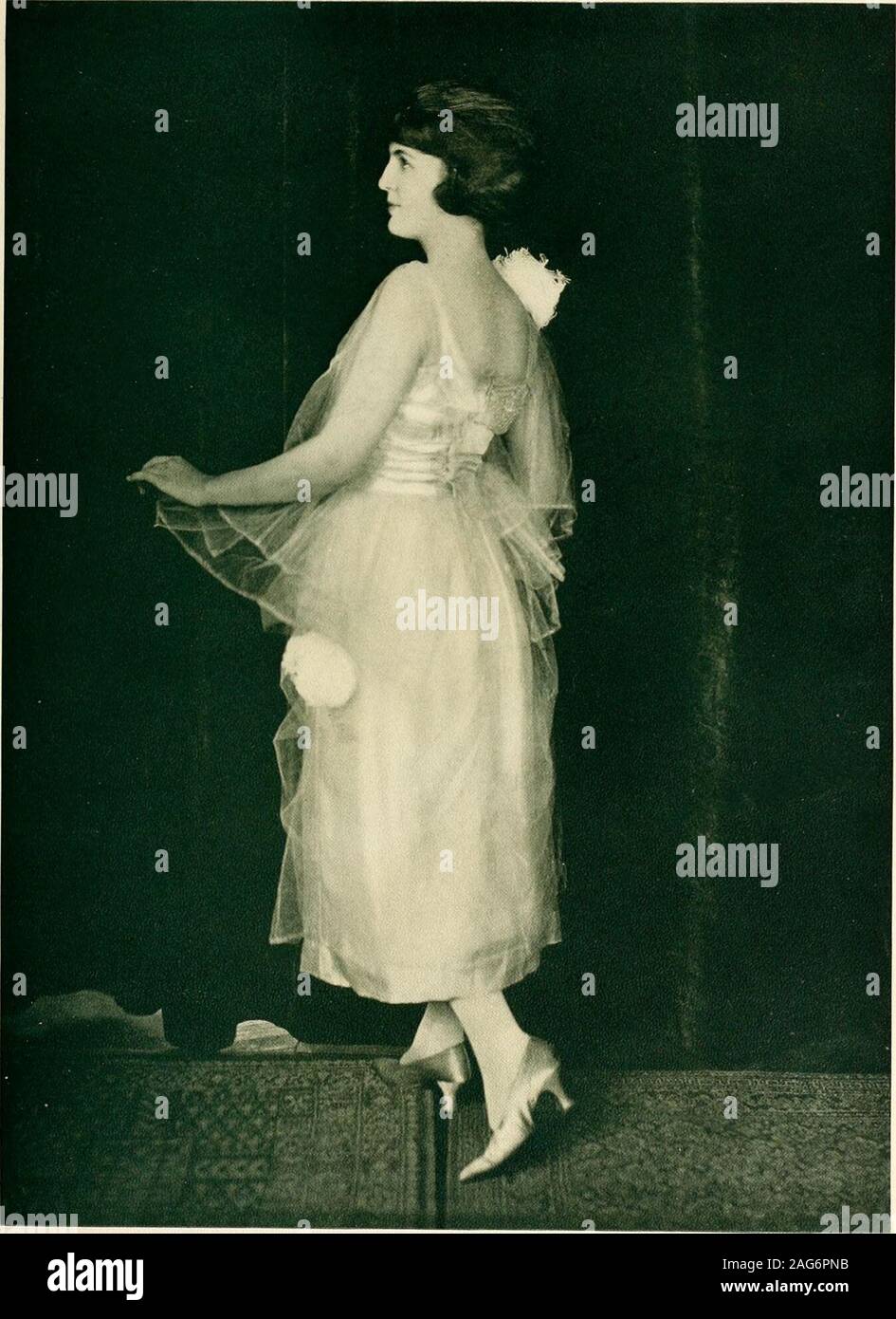 . The Echo. ?MB Posed by Miss Margaret Taylor. 23 The Sophomore. Posed ...