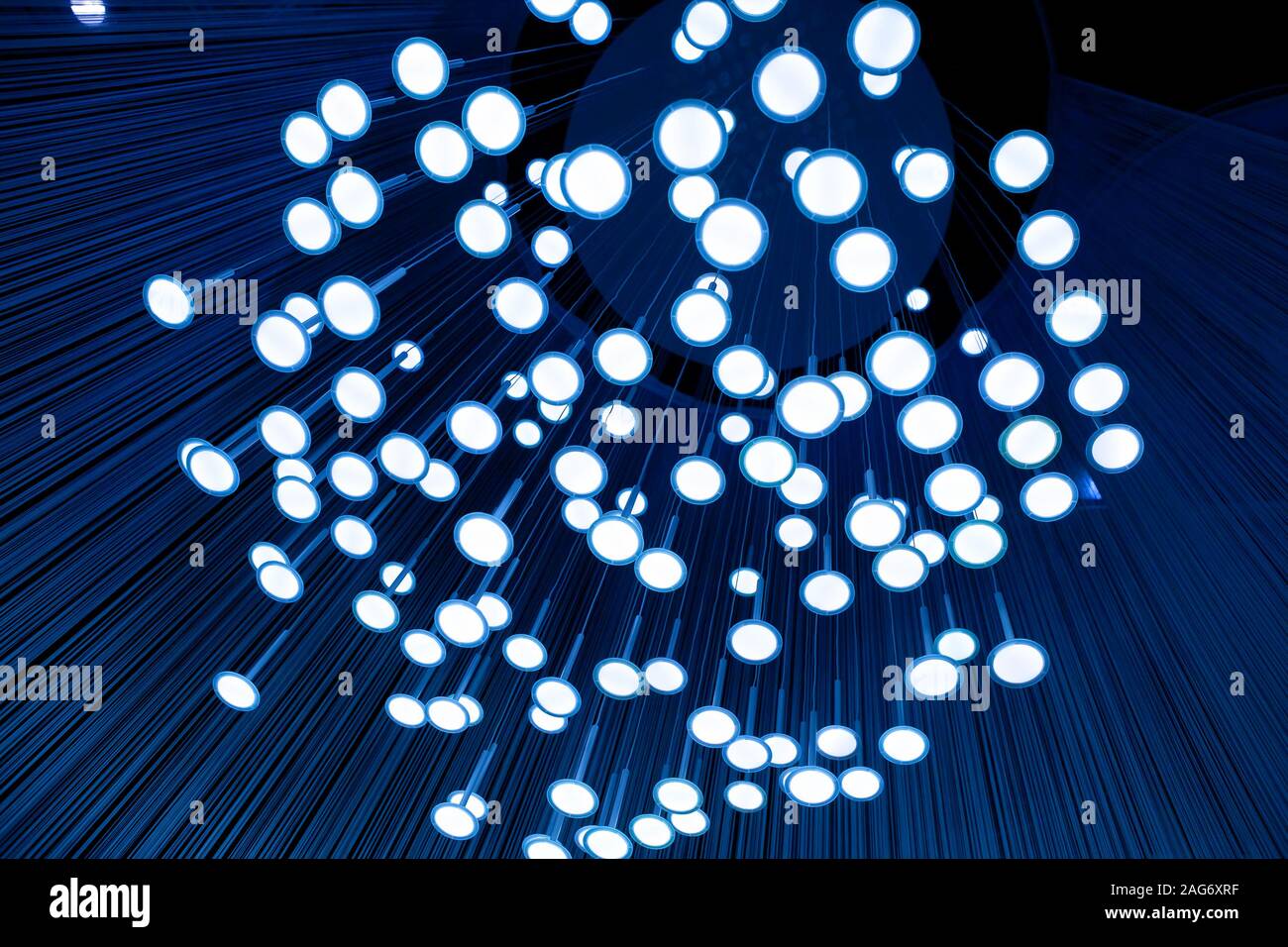 Many light bulbs that go down with their cables from the ceiling ...