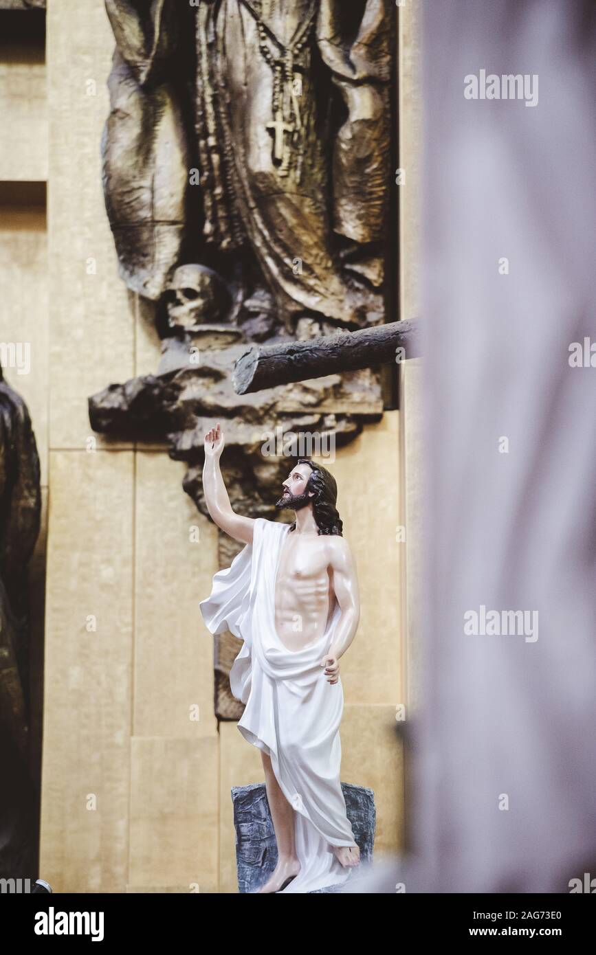 Vertical closeup shot of Jesus Christ statue with a blurred background ...