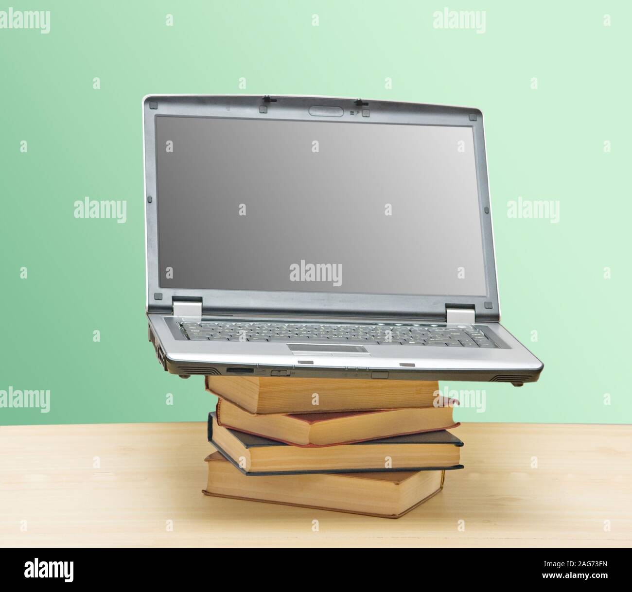 Pc screen books on desk hi-res stock photography and images - Alamy