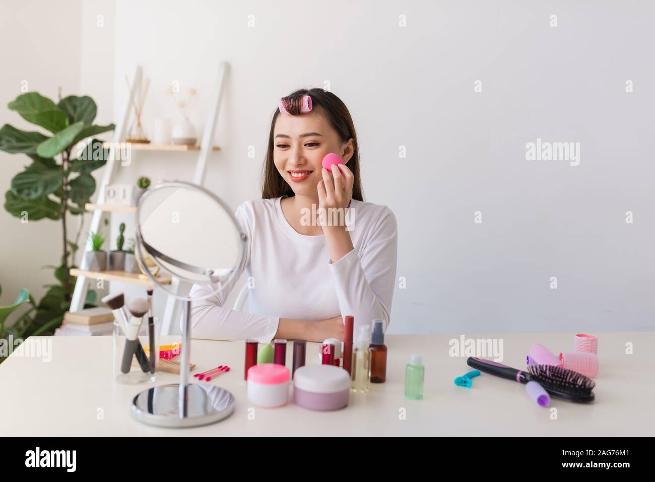 Applying powder on the face, make up tutorial Stock Photo - Alamy