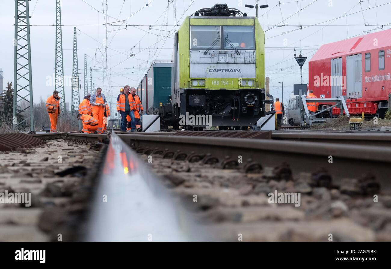 18 December 2019, Saxony, Leipzig: Employees of Deutsche Bundesbahn (DB ...