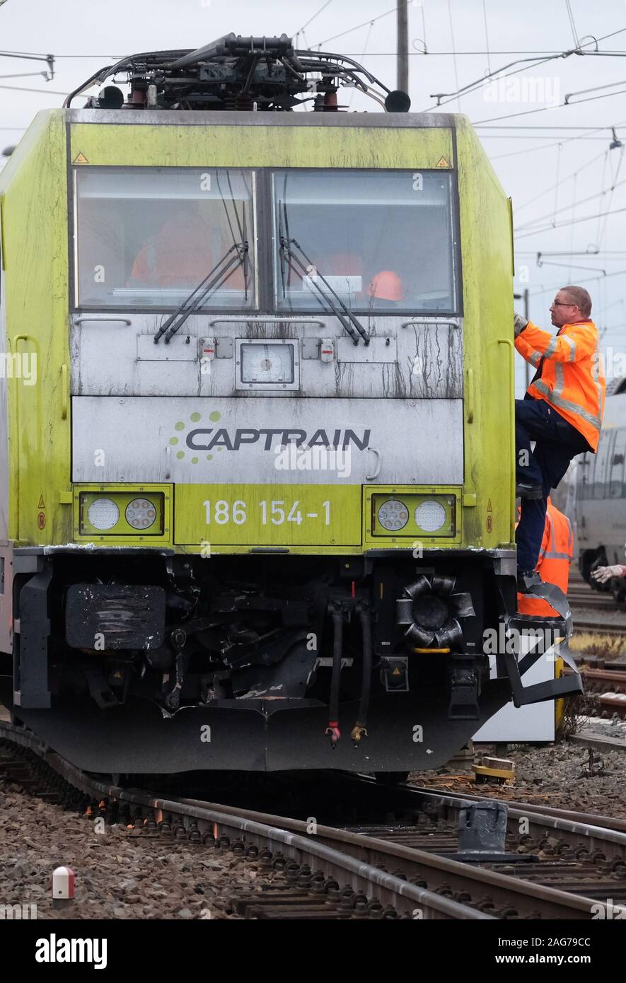18 December 2019, Saxony, Leipzig: An employee of Deutsche Bundesbahn ...