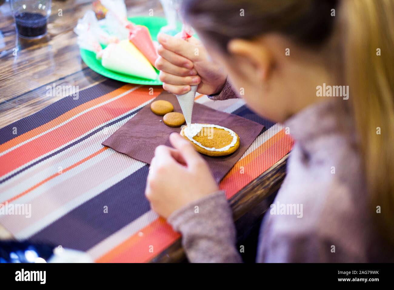 Master class on baking and painting gingerbread. Gingerbread cookies ...