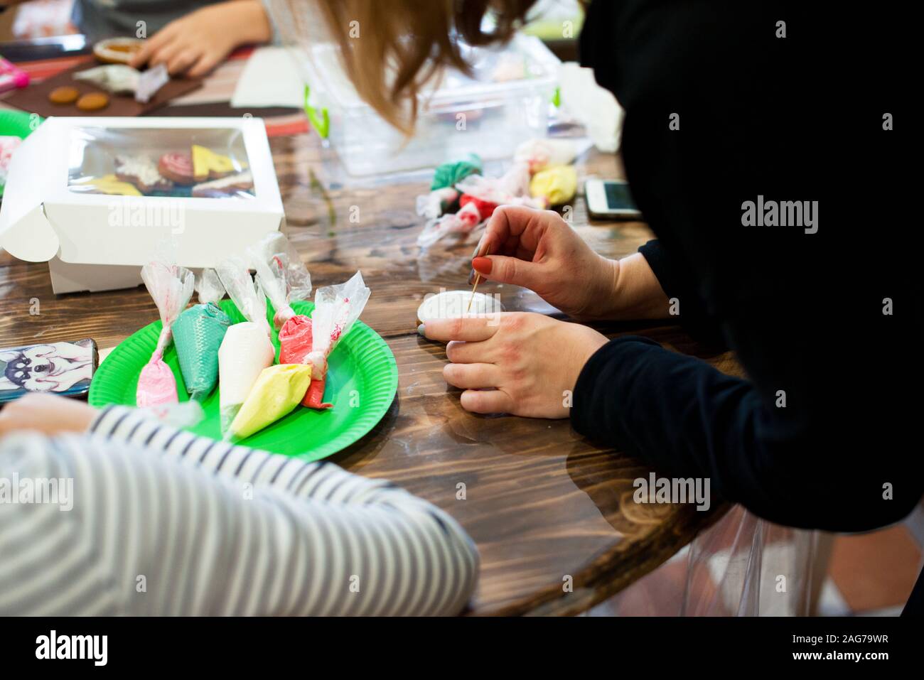 Master class on baking and painting gingerbread. Gingerbread cookies ...