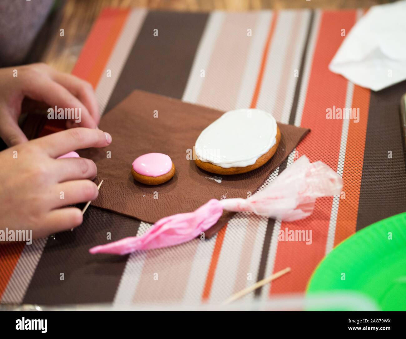 Master class on baking and painting gingerbread. Gingerbread cookies ...