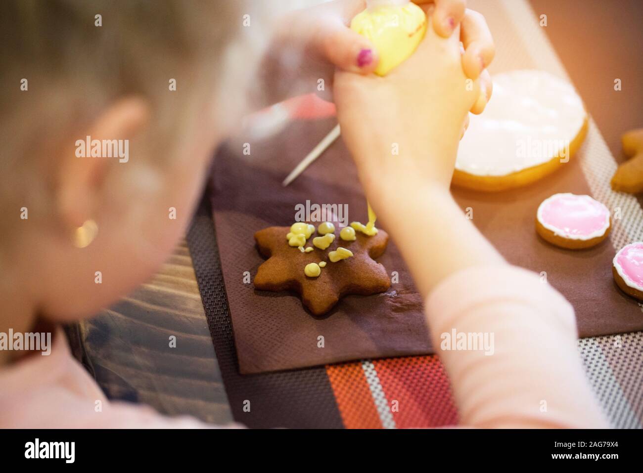 Master class on baking and painting gingerbread. Gingerbread cookies ...