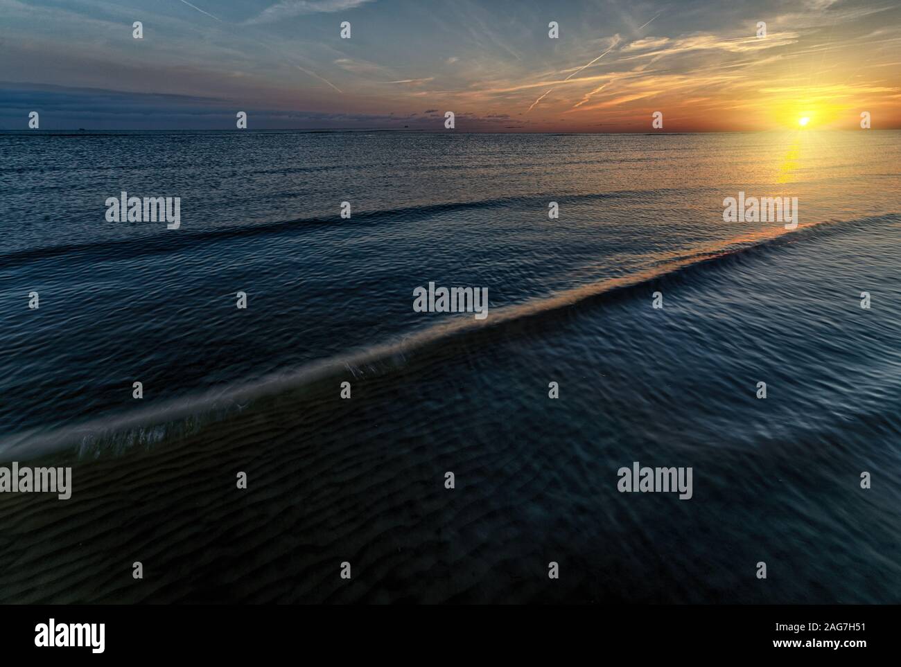 Breathtaking early morning scenery of the sun rising over the ocean ...