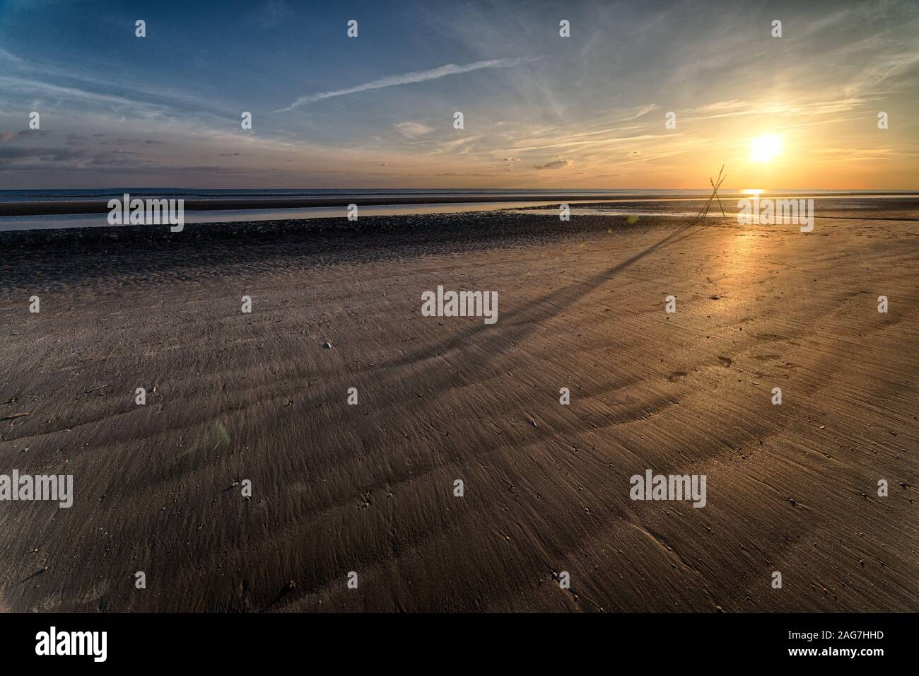 Breathtaking early morning scenery of the sun rising over the ocean ...