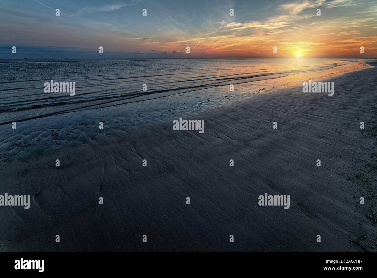 Breathtaking early morning scenery of the sun rising over the ocean ...