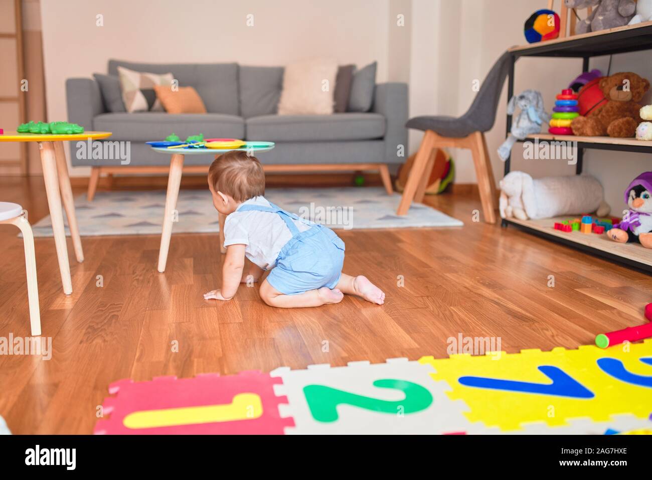 Infant crawling school hi-res stock photography and images - Alamy