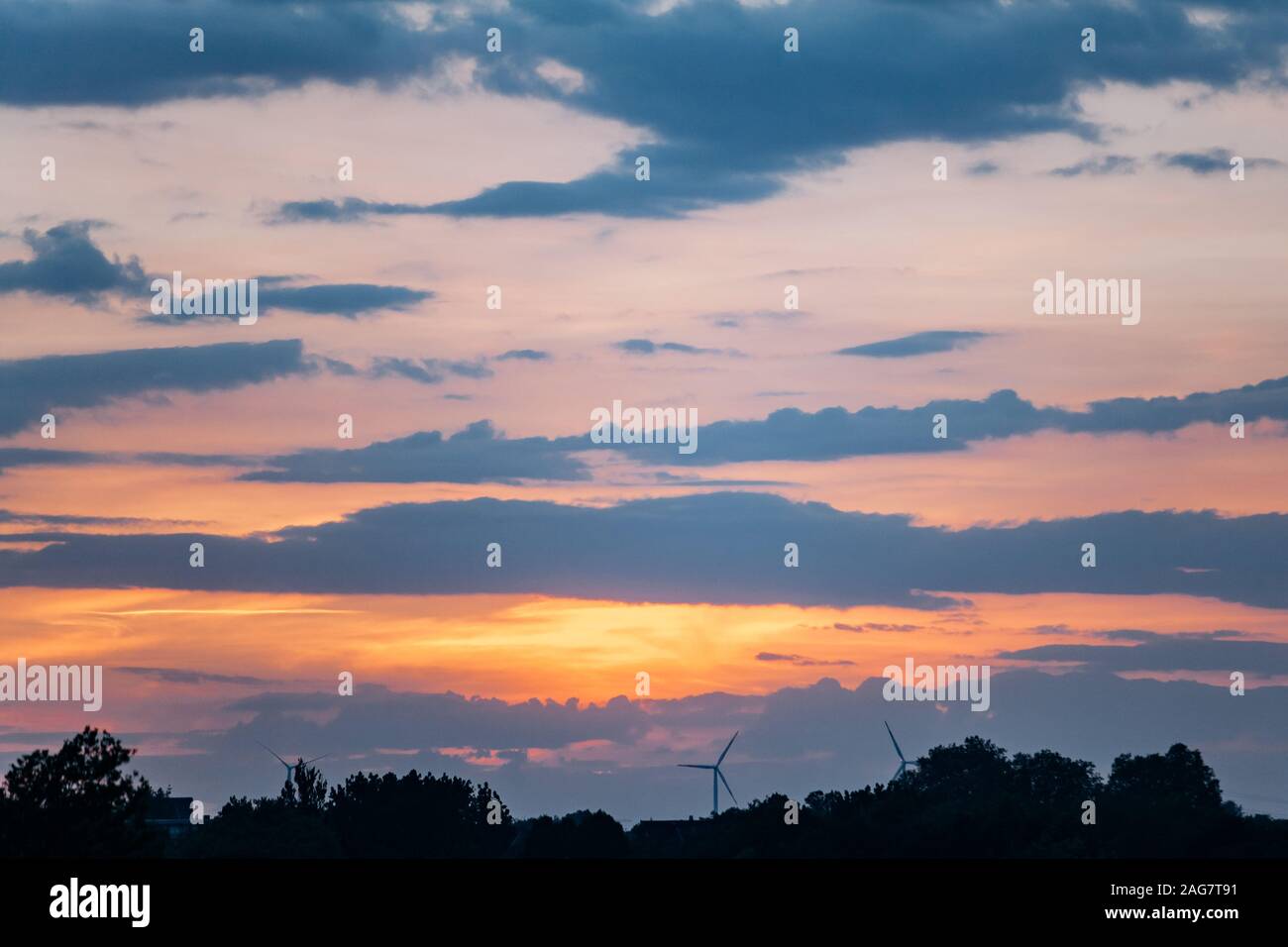 Beautiful sun flare behind light hi-res stock photography and images ...
