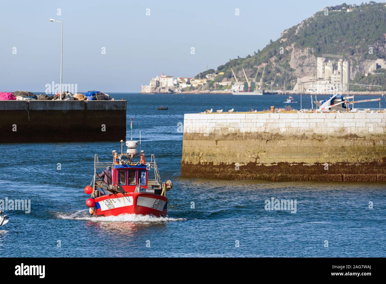 return of fishing boats to the fish market in the port of Setubal ...