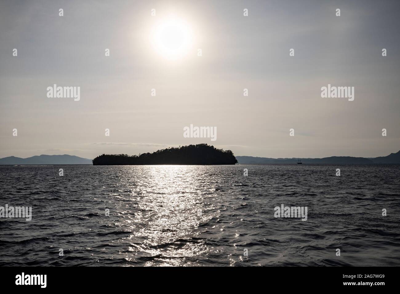 Small tropical island in the middle of the ocean sea foreground Stock ...