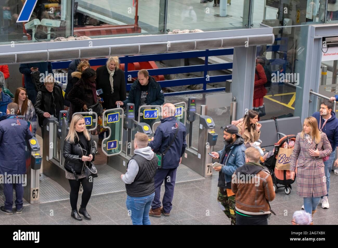 Crowd piccadilly train station hi-res stock photography and images - Alamy