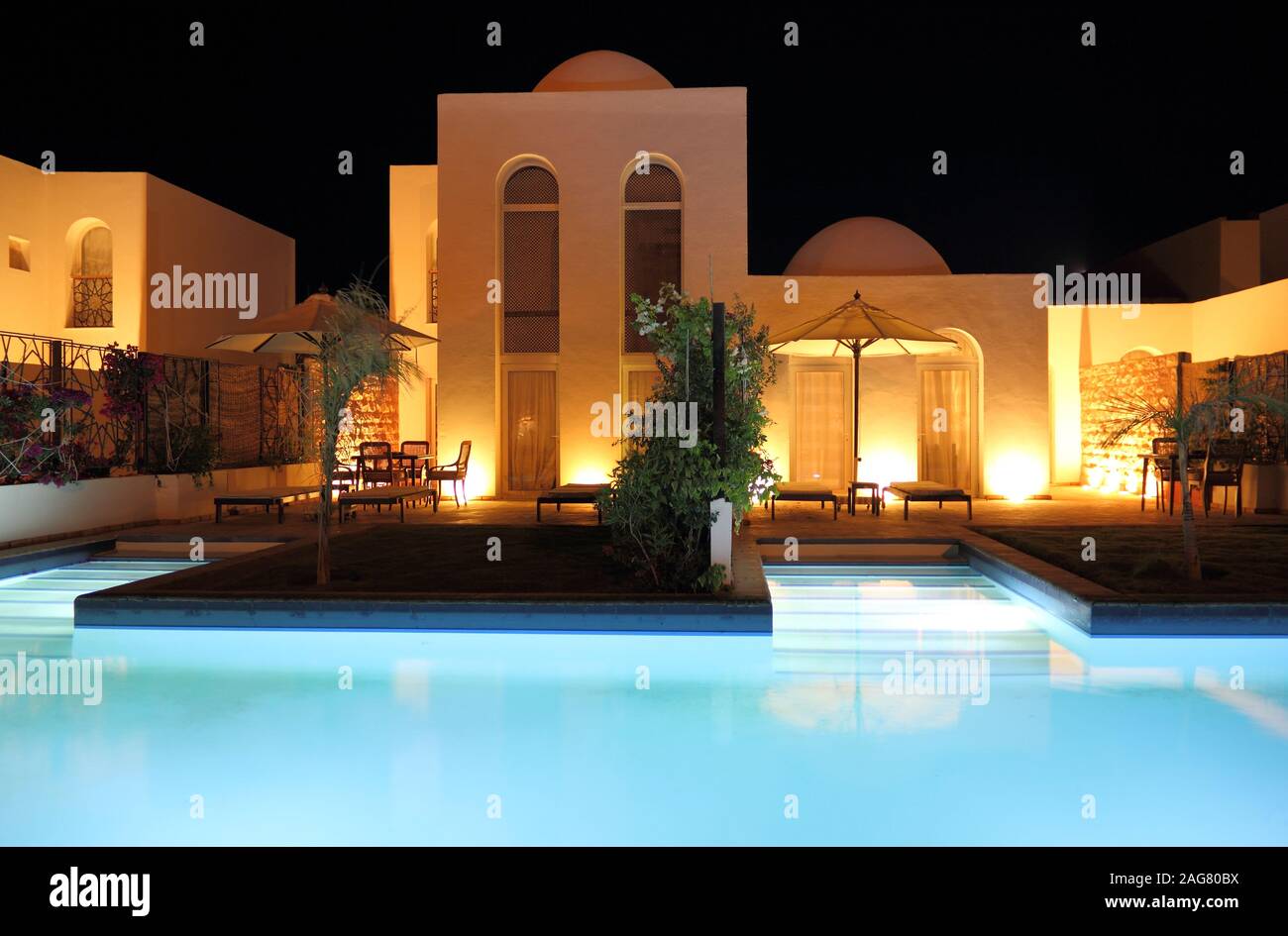 Modern villa night hi-res stock photography and images - Alamy