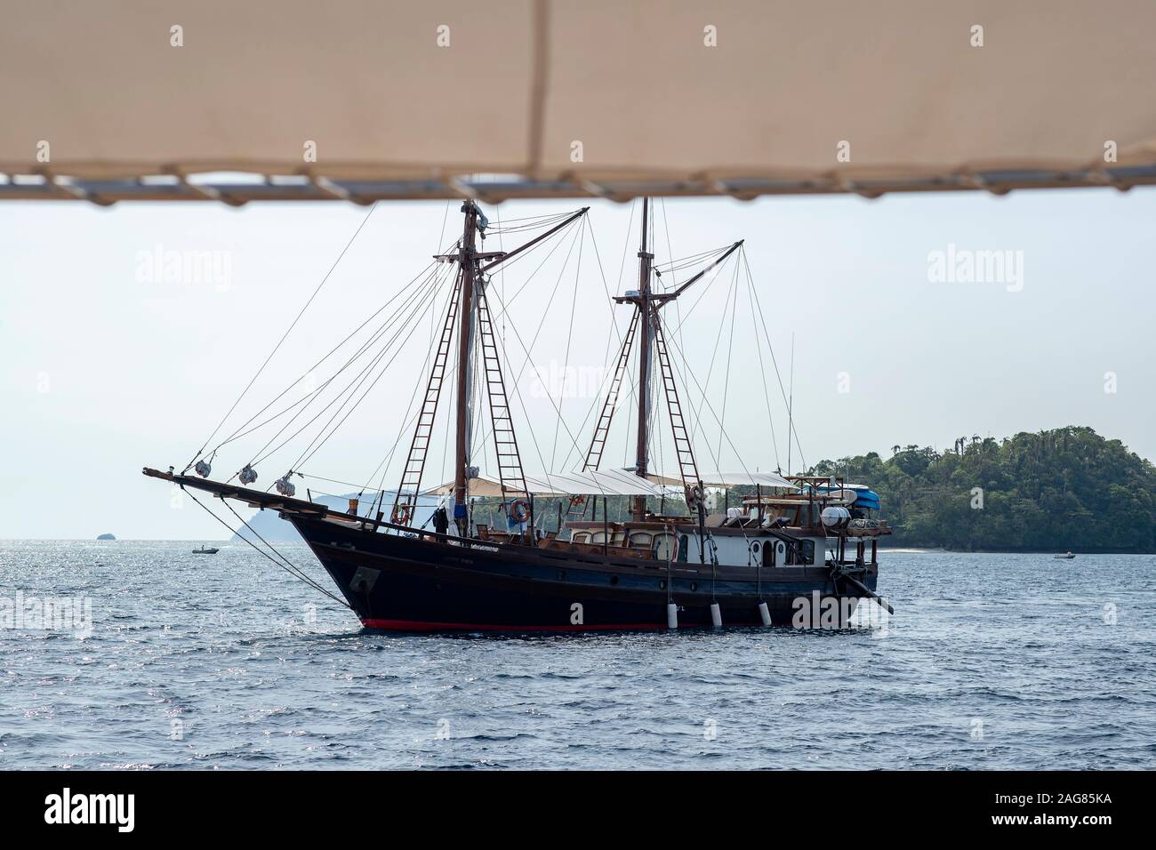 traditional phinisi boat sailing Raja Ampat, Indonesia Stock Photo - Alamy