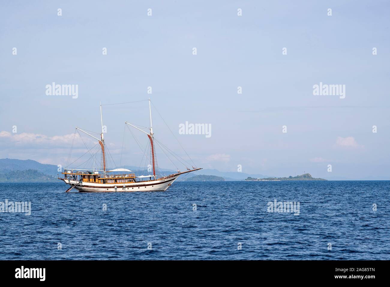 traditional phinisi boat sailing Raja Ampat, Indonesia Stock Photo - Alamy