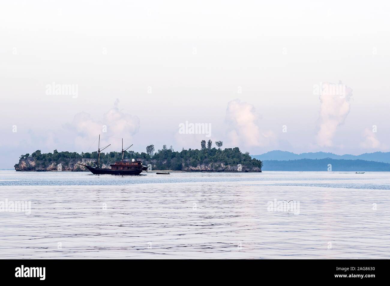 traditional phinisi boat sailing Raja Ampat, Indonesia Stock Photo - Alamy
