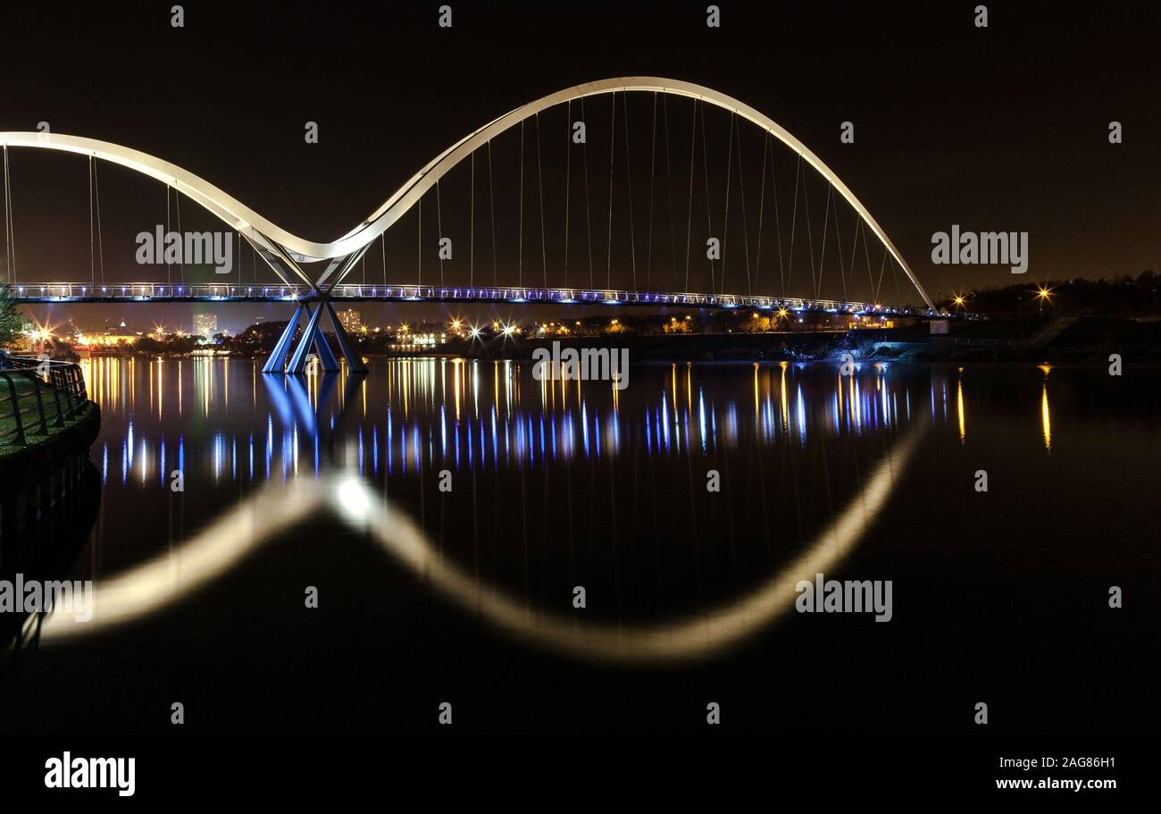 Infinity Bridge, November 5th, Stockton-on-Tees fireworks, Teesside ...