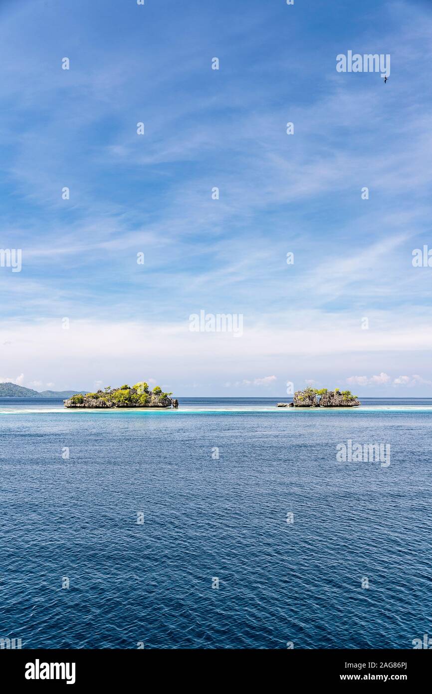 Small tropical island in the middle of the ocean sea foreground Stock ...