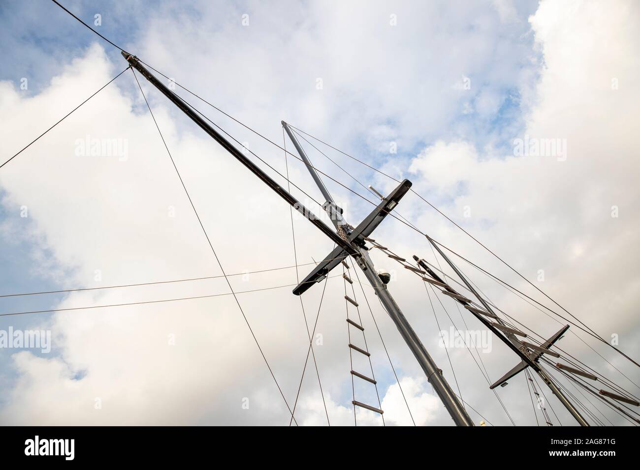 Rigging cables hi-res stock photography and images - Alamy