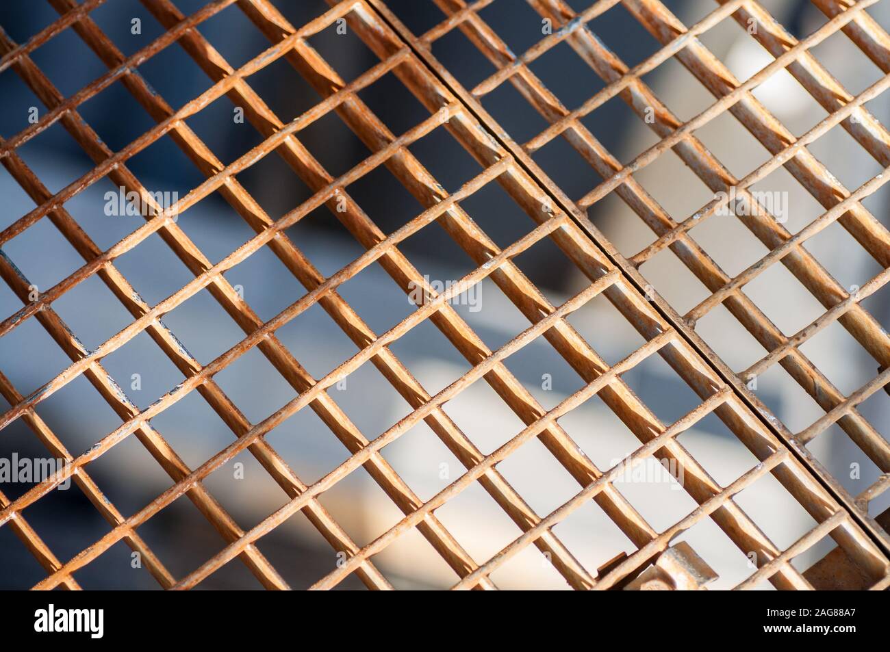 Rusted metal mesh. Steel corrosion Stock Photo - Alamy
