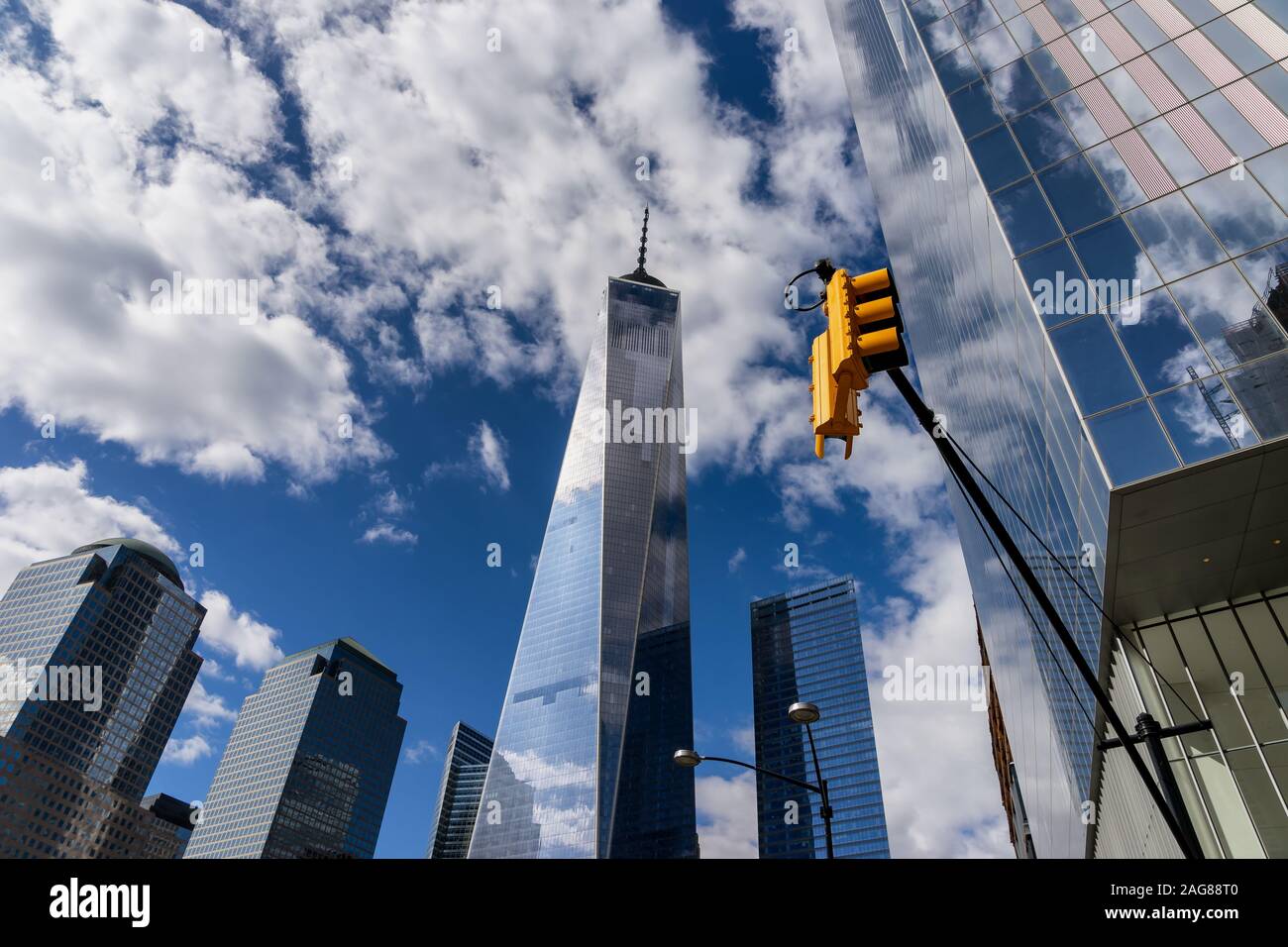 One World Trade Center & Yellow Traffic Light Stock Photo - Alamy