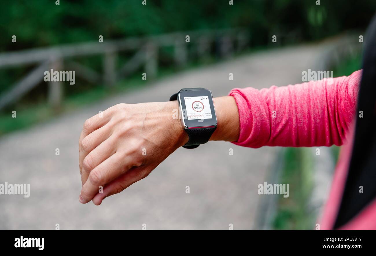 Runner using smartwatch jogging hi-res stock photography and images - Alamy