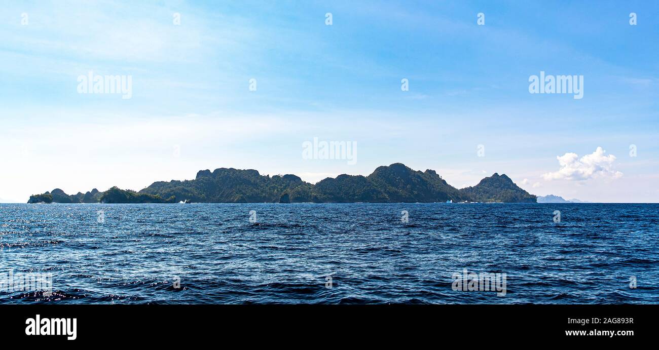 Small tropical island in the middle of the ocean sea foreground Stock ...