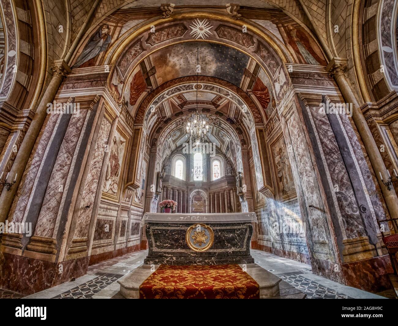 Interior small chapel inside cathedral hi-res stock photography and ...