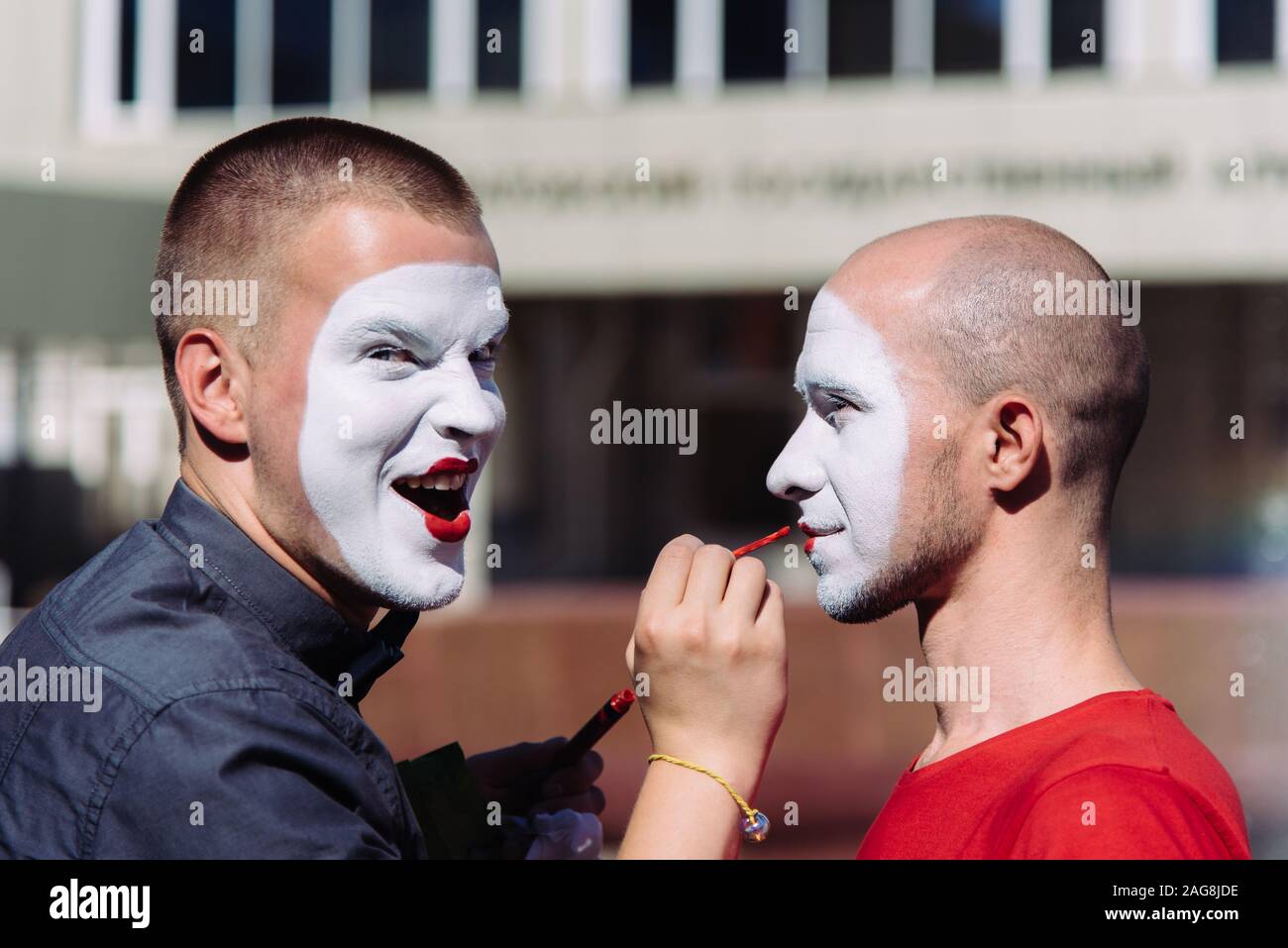 Mime artist white face paint hi-res stock photography and images - Alamy