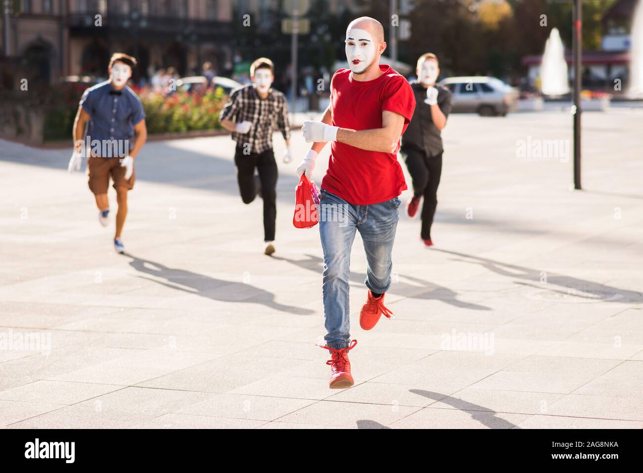 Mime artist white face paint hi-res stock photography and images - Alamy