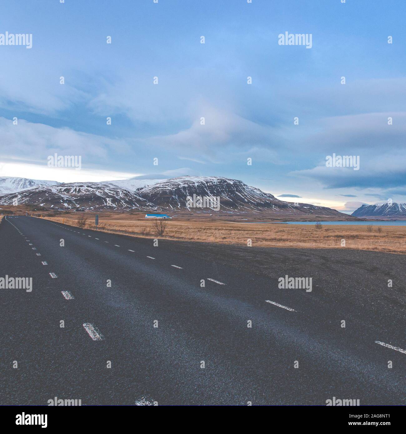 Spectacular empty roads hi-res stock photography and images - Alamy