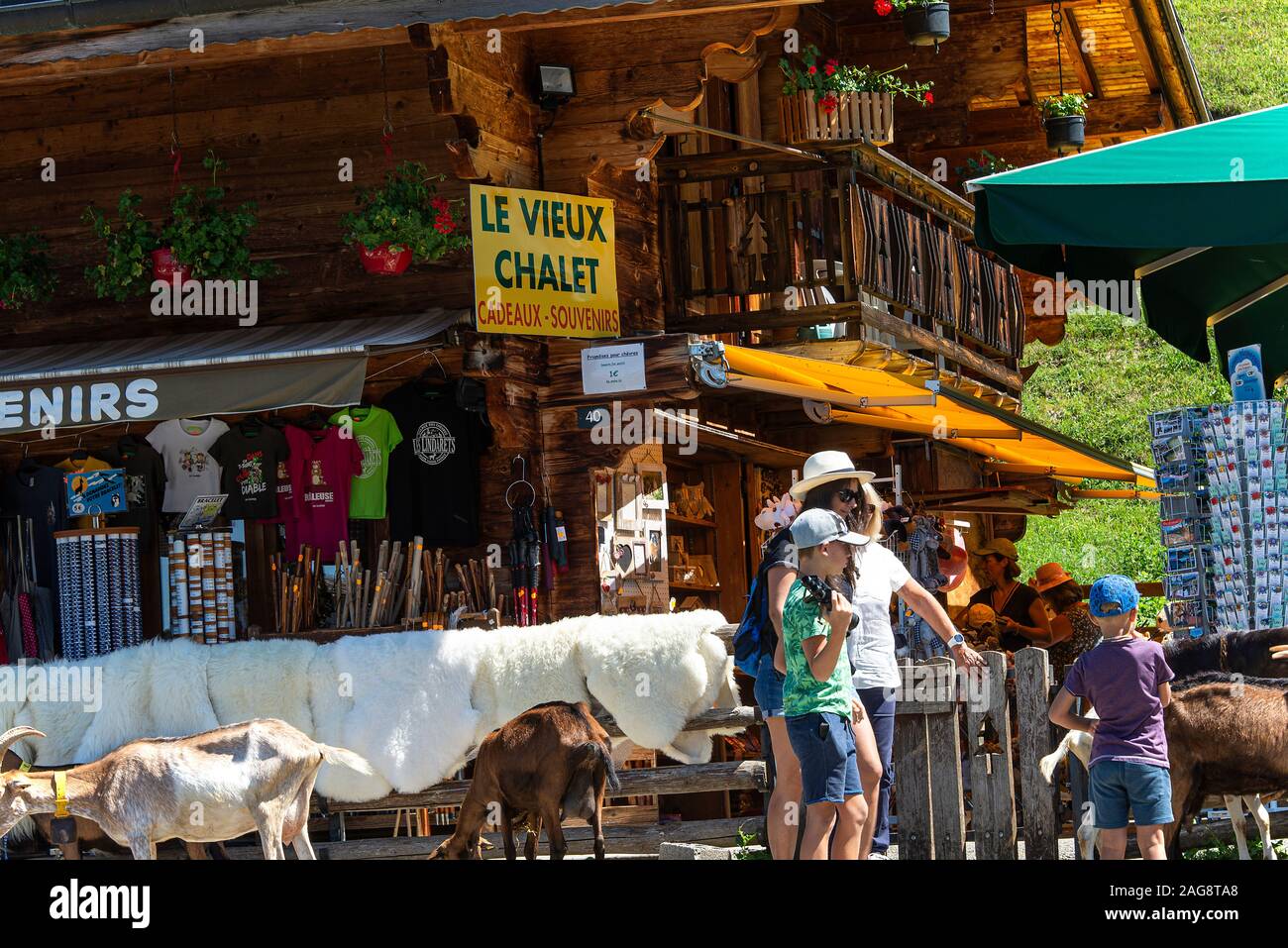 Vieux chalet hi-res stock photography and images - Alamy