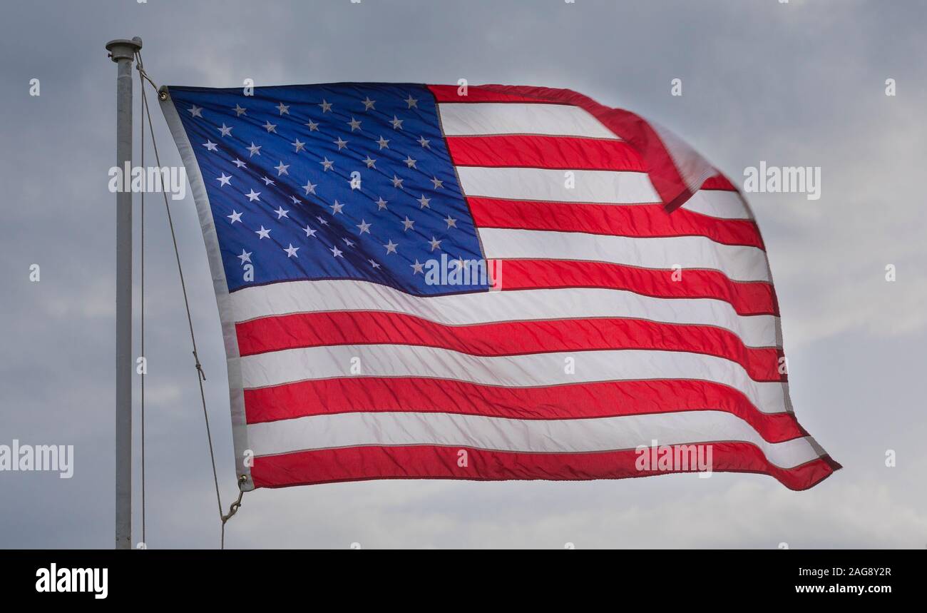Clouds behind american flag hi-res stock photography and images - Alamy
