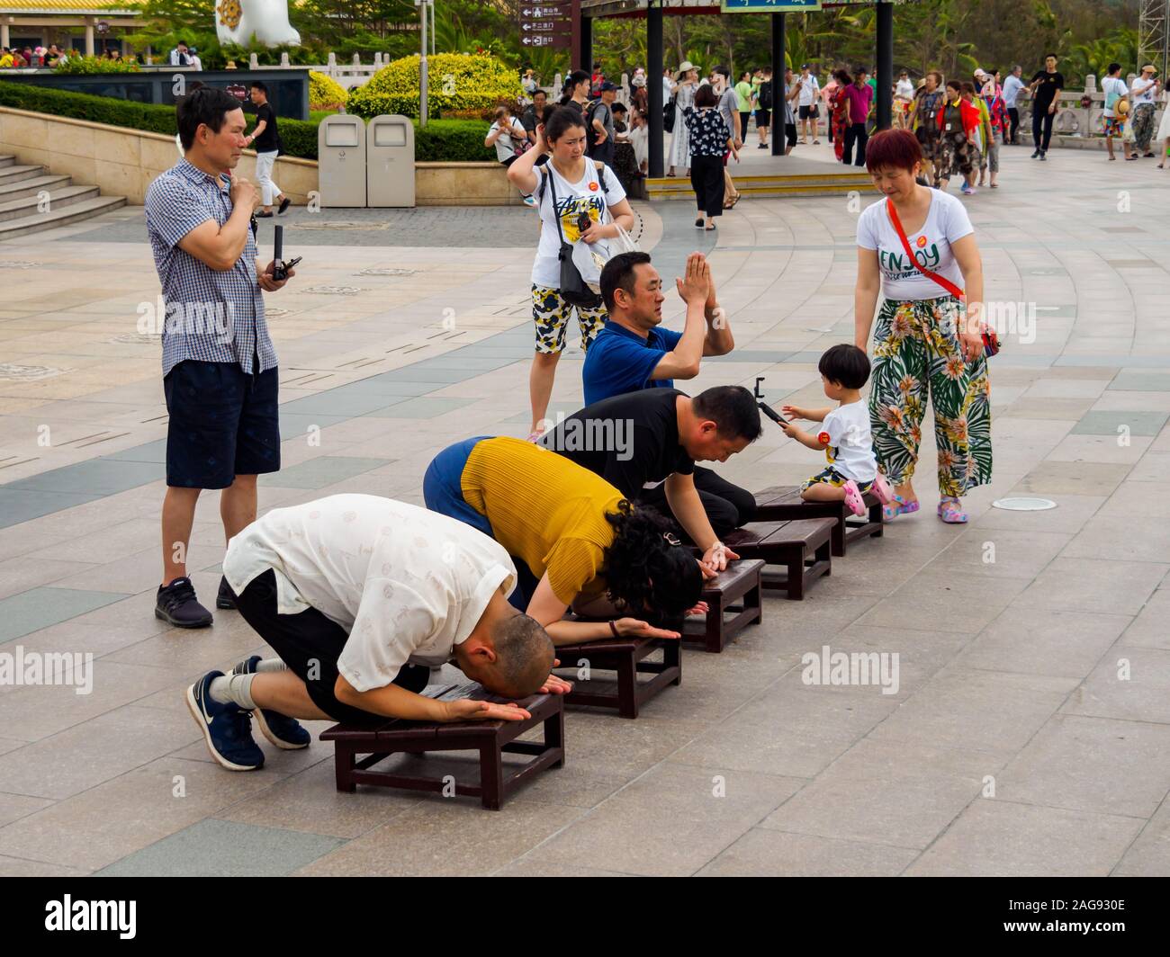 Kowtow hi-res stock photography and images - Alamy
