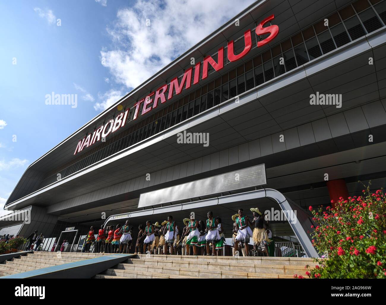 (191218) -- NAIROBI, Dec. 18, 2019 (Xinhua) -- People dance to ...