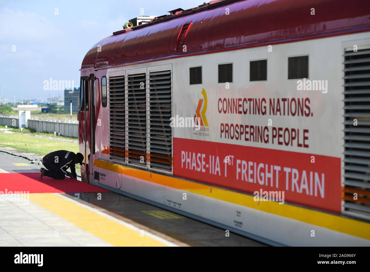 (191218) -- NAIROBI, Dec. 18, 2019 (Xinhua) -- A worker makes ...