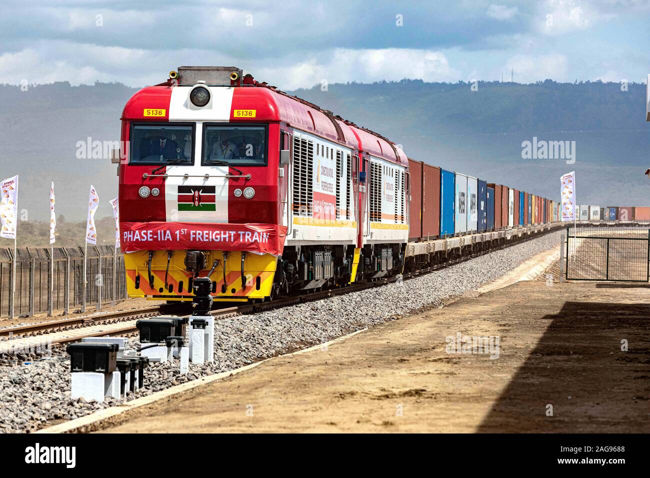 (191218) -- NAIROBI, Dec. 18, 2019 (Xinhua) -- The first freight train ...