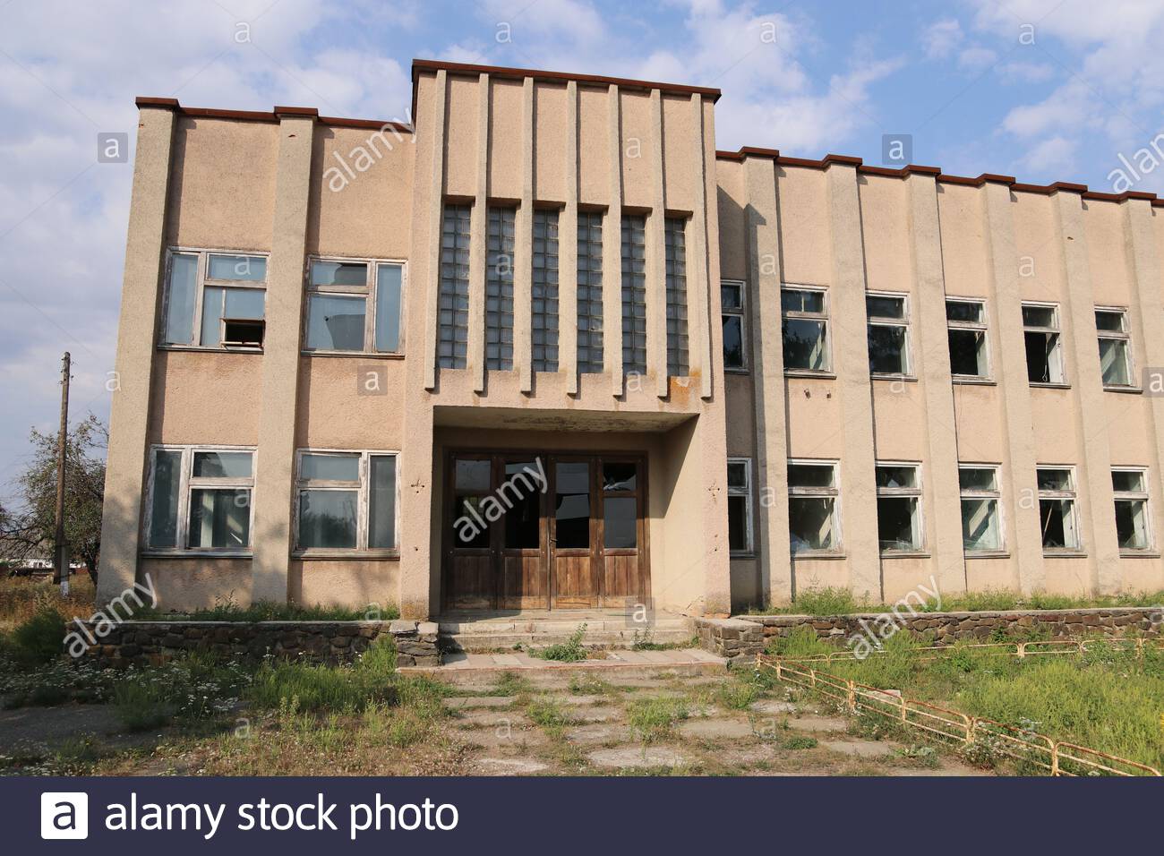 Abandoned Office Building Stock Photos & Abandoned Office Building ...