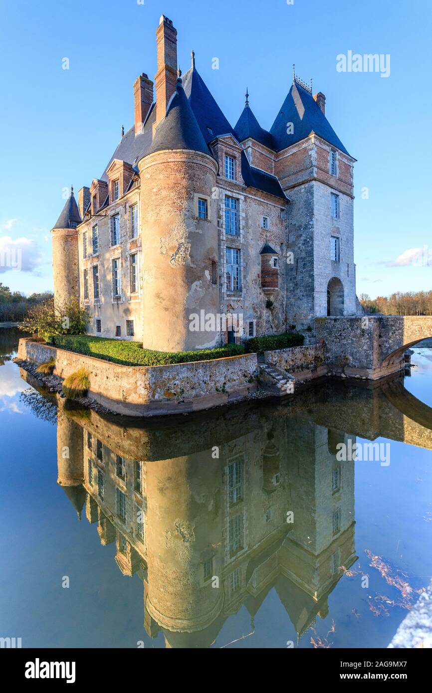 Castle surrounded water chateau de hi-res stock photography and images ...