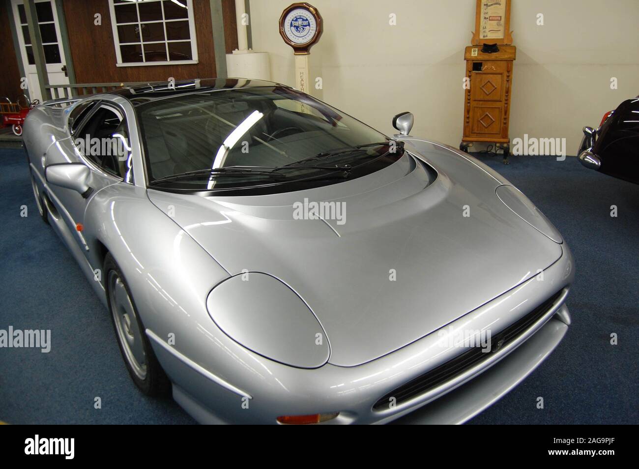 Jaguar car Las Vegas fastest car in the world XJ 220 style looks fast ...