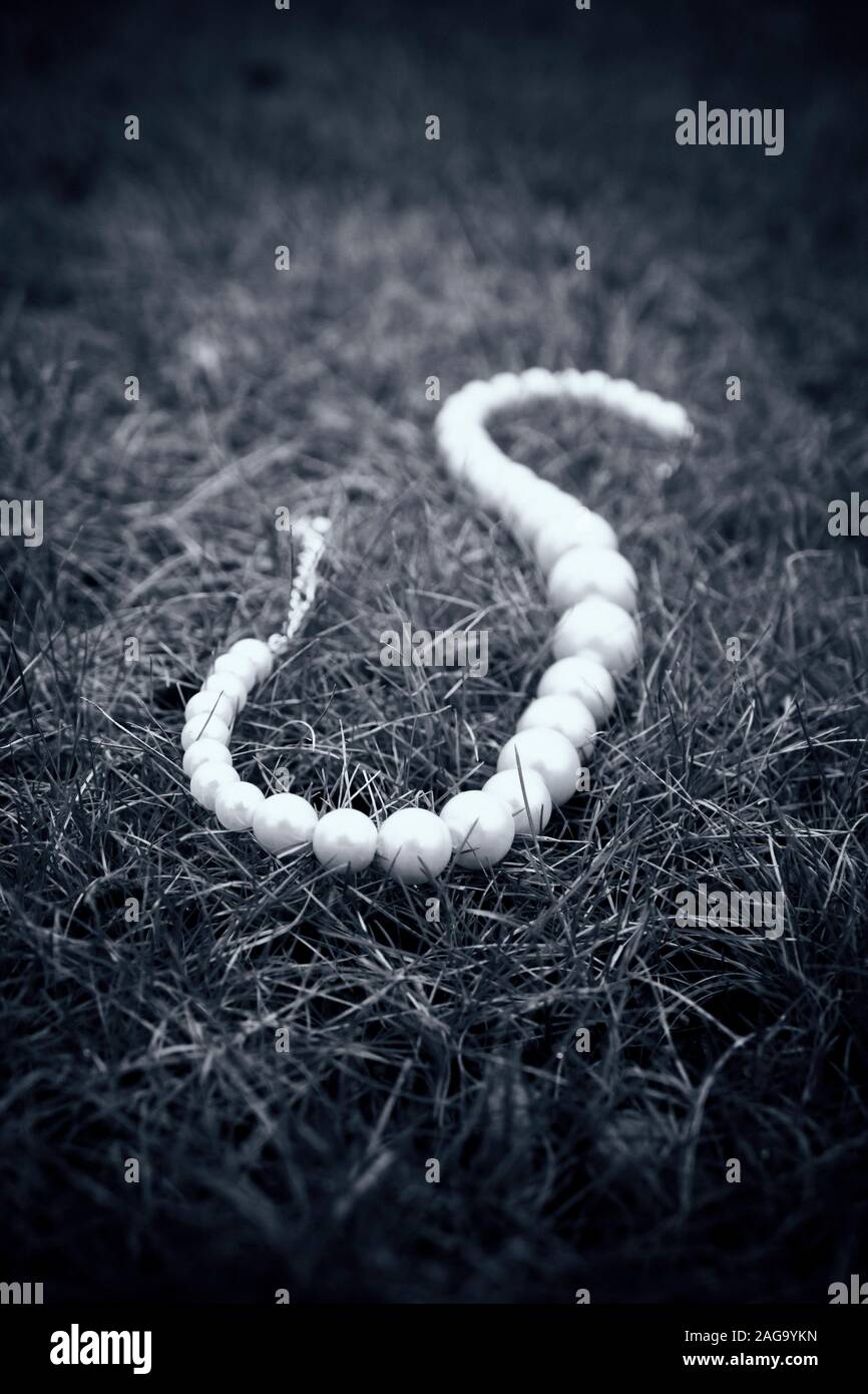 Pearl necklace close up hi-res stock photography and images - Alamy