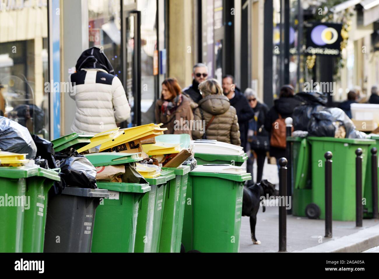 Trash cans in Paris Street - Paris - France Stock Photo - Alamy