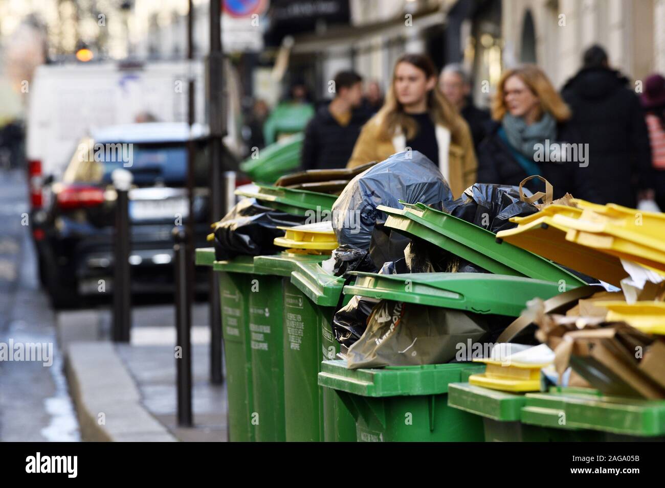 Trash cans in Paris Street - Paris - France Stock Photo - Alamy