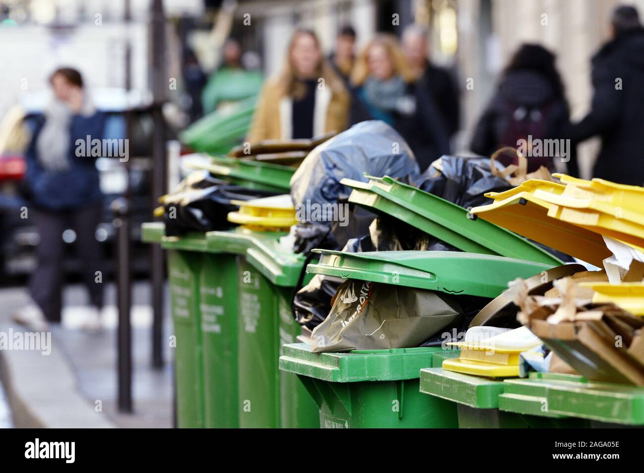 Trash cans in Paris Street - Paris - France Stock Photo - Alamy