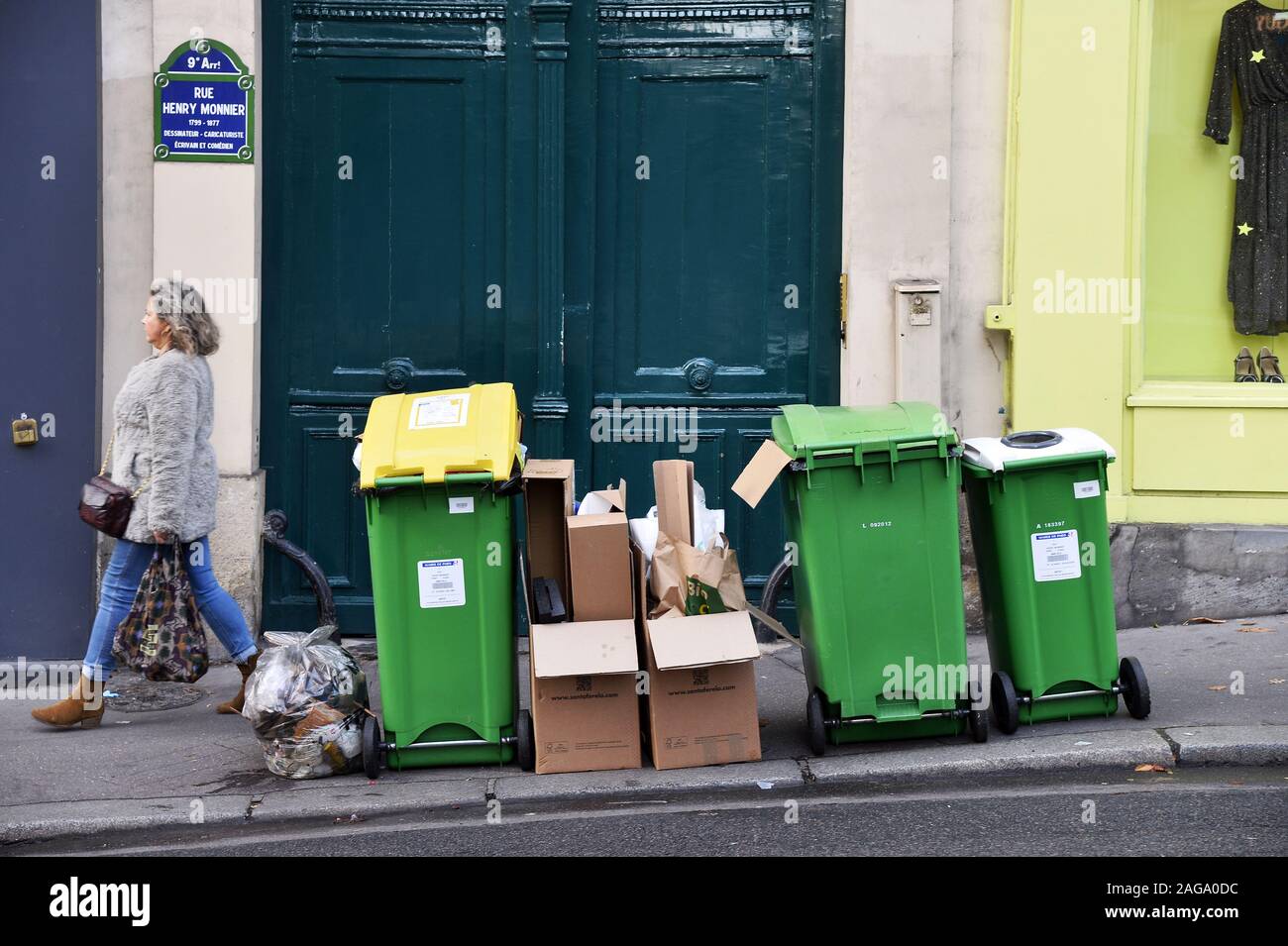 Trash cans in Paris Street - Paris - France Stock Photo - Alamy