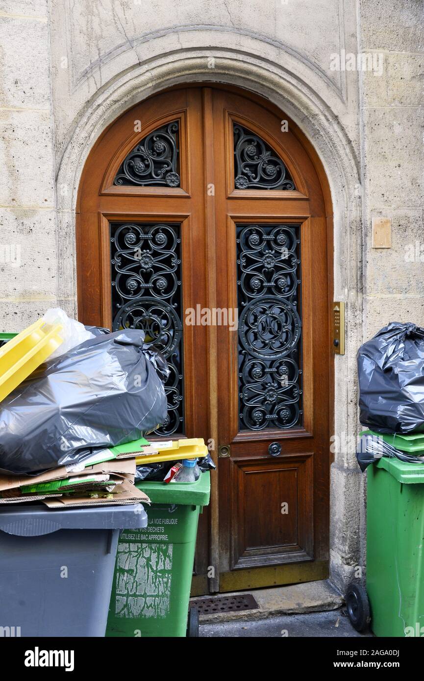 Trash cans in Paris Street - Paris - France Stock Photo - Alamy